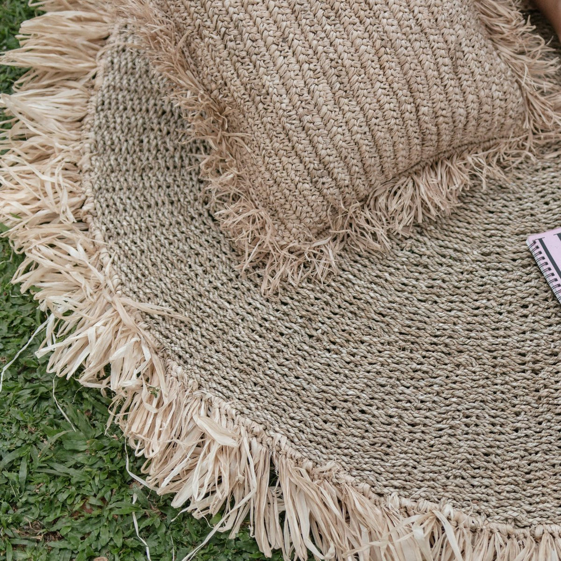 ROUND SEA GRASS CARPET – Hello Props